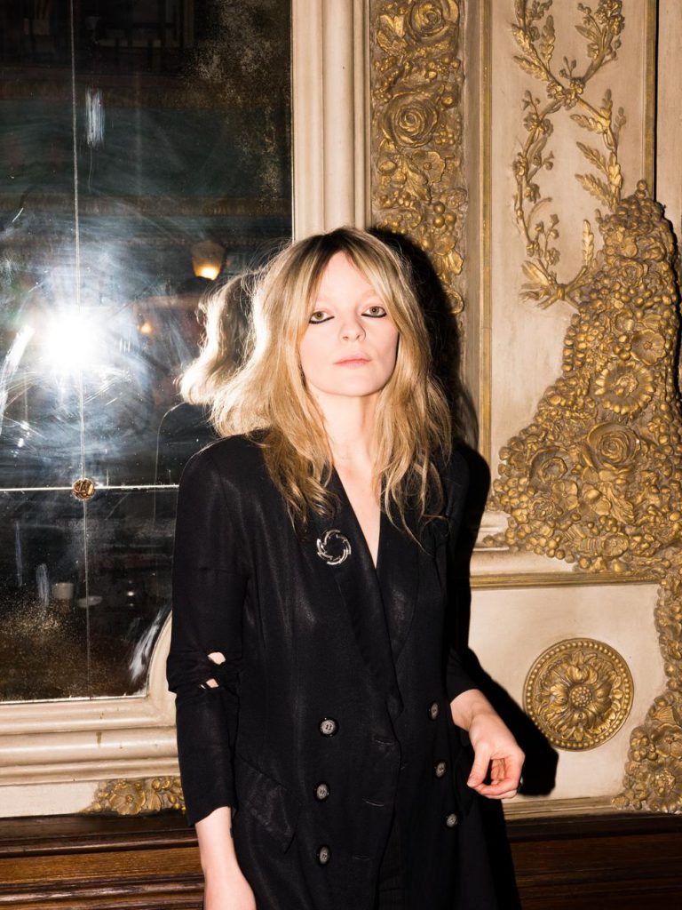 Les doux signes de la folkeuse Jessica Pratt – Pinkushion